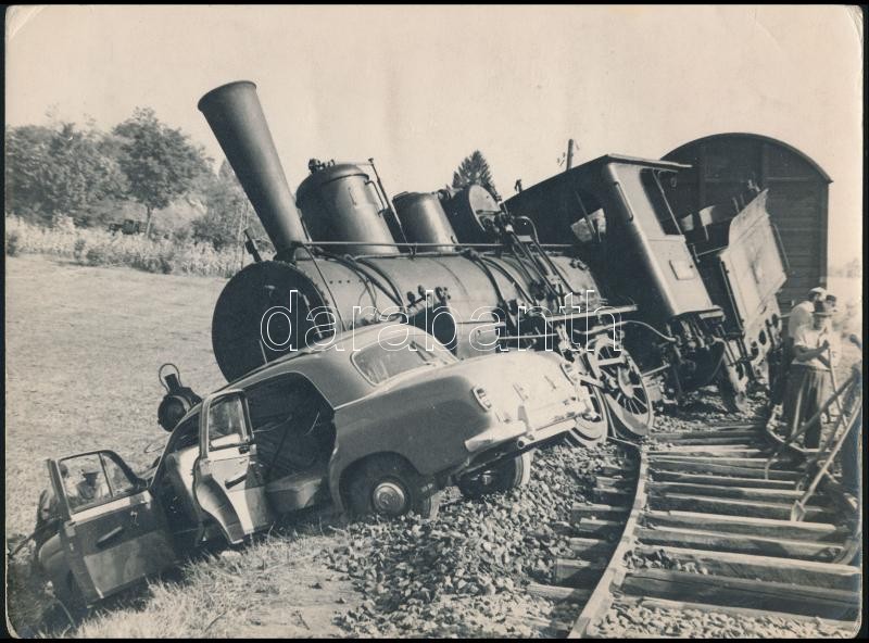 A brutal 8 mph crash between a 1912 Y14 steam engine and a Mercedes ...